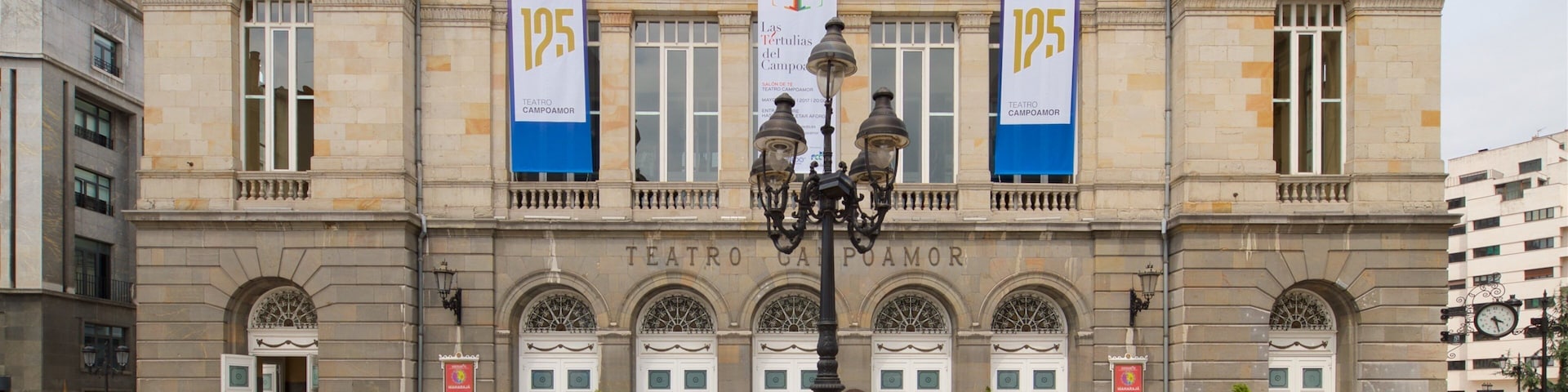 Teatro Campoamor mostrando elementos de patrimônio, uma estátua ou escultura e uma cidade