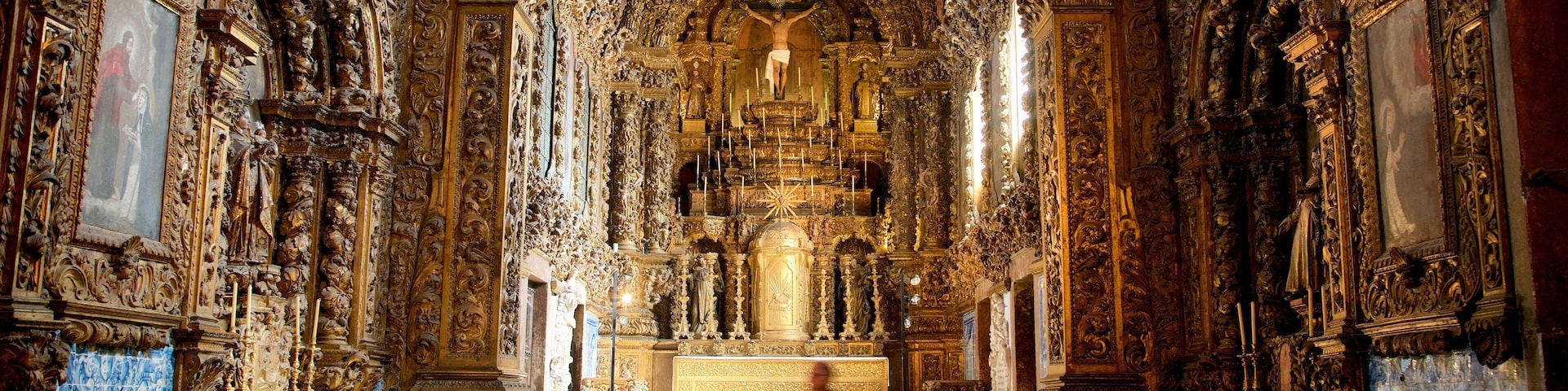 Aveiro que inclui uma igreja ou catedral, elementos de patrimônio e vistas internas