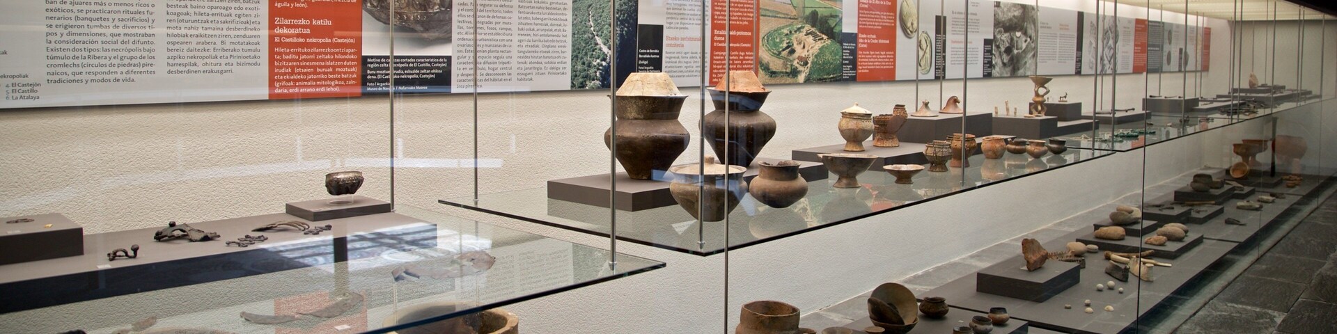 Museu de Navarra caracterizando vistas internas e elementos de patrimônio