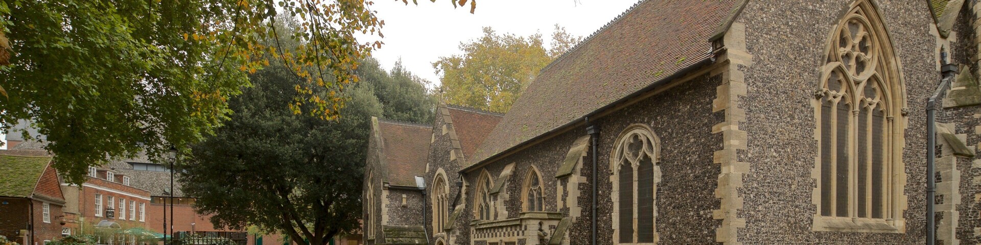 Catedral de Santa Maria a Virgem mostrando uma igreja ou catedral, um cemitério e arquitetura de patrimônio