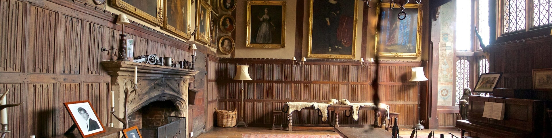 Dorney Court mostrando arte, uma casa e elementos de patrimônio