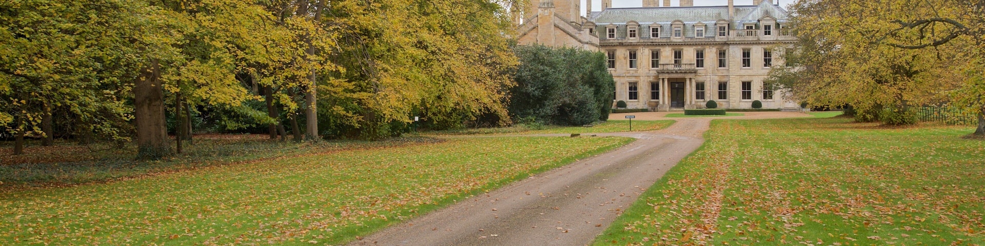 Elton Hall & Gardens que inclui cores do outono, uma casa e um jardim