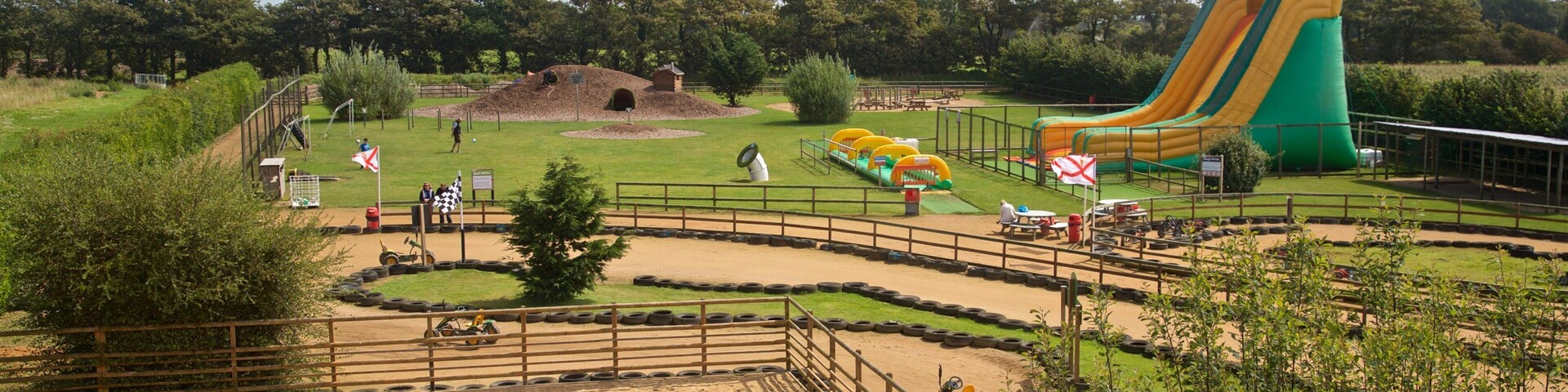 aMazin! Adventure Park & Maze que inclui passeios assim como uma família