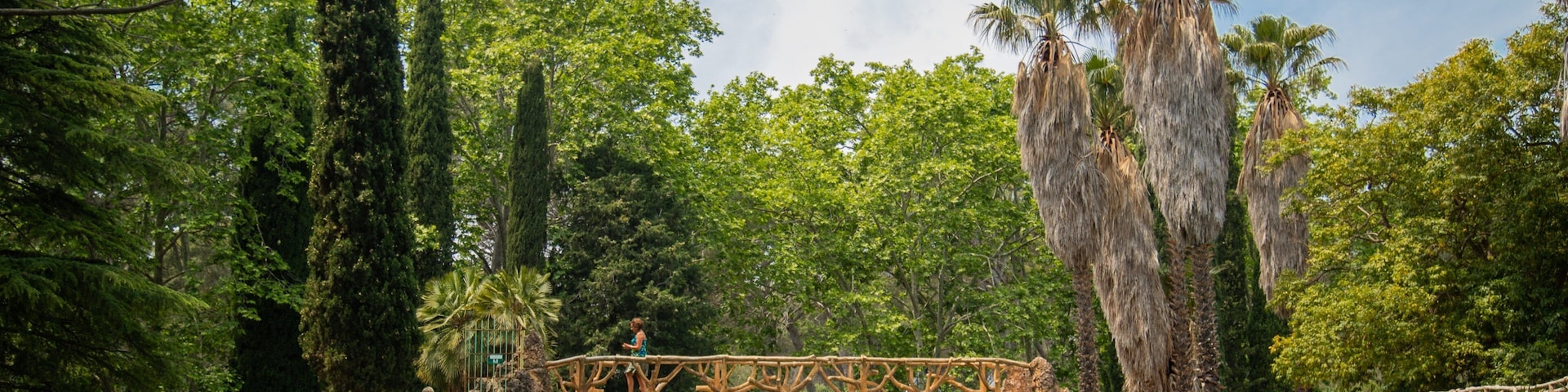 Parc Sama which includes a pond and a bridge