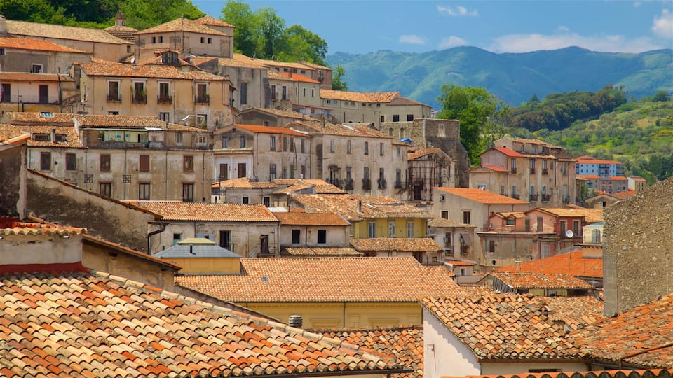 Uma cidade em encosta com telhados de terracota e edifícios históricos.