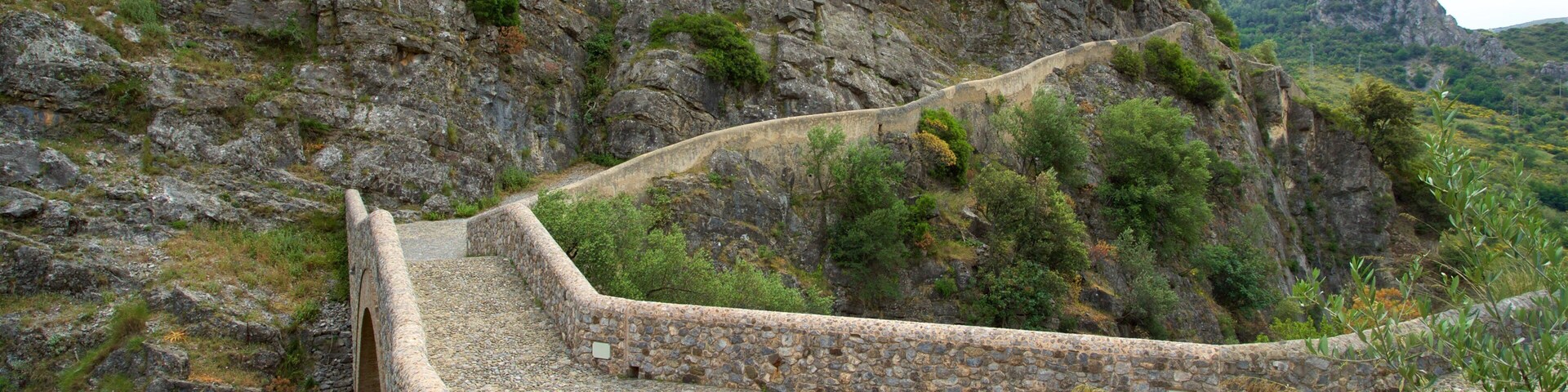 Il ponte del diavolo caracterizando uma ponte e um desfiladeiro ou canyon