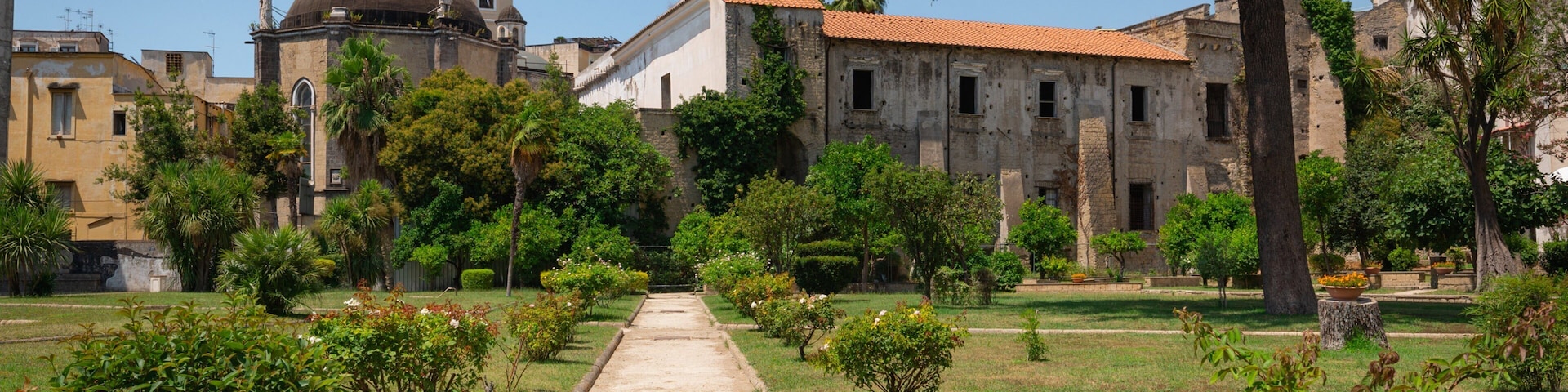 Chiesa di San Giovanni a Carbonara showing a park