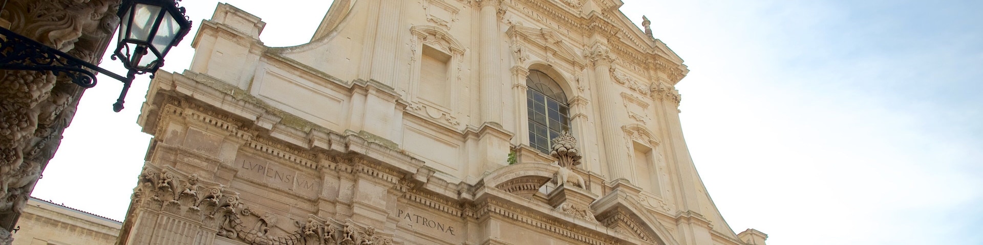 Lecce mostrando arquitetura de patrimônio, um castelo e aspectos religiosos