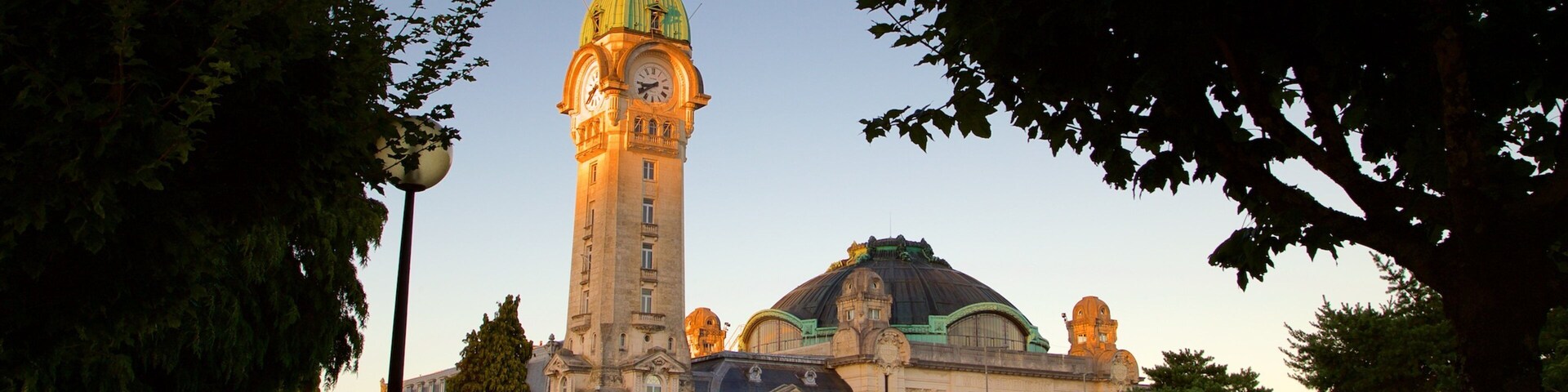 Gare de Limoges which includes heritage architecture, a sunset and a garden