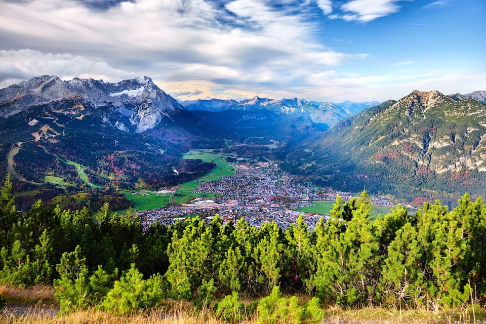 Paisagem montanhosa com uma cidade aninhada num vale.