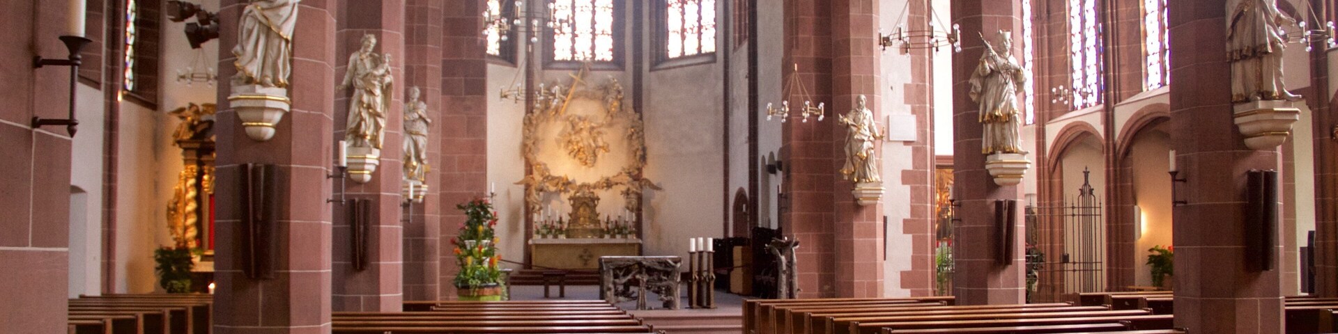 Frankfurt que inclui aspectos religiosos, vistas internas e arquitetura de patrimônio