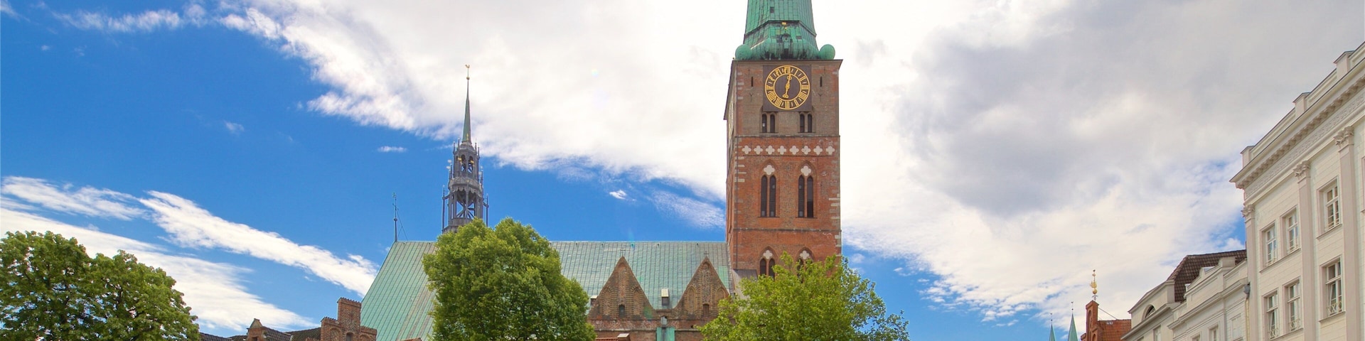 St. Jakobi Church showing heritage architecture, a square or plaza and a city