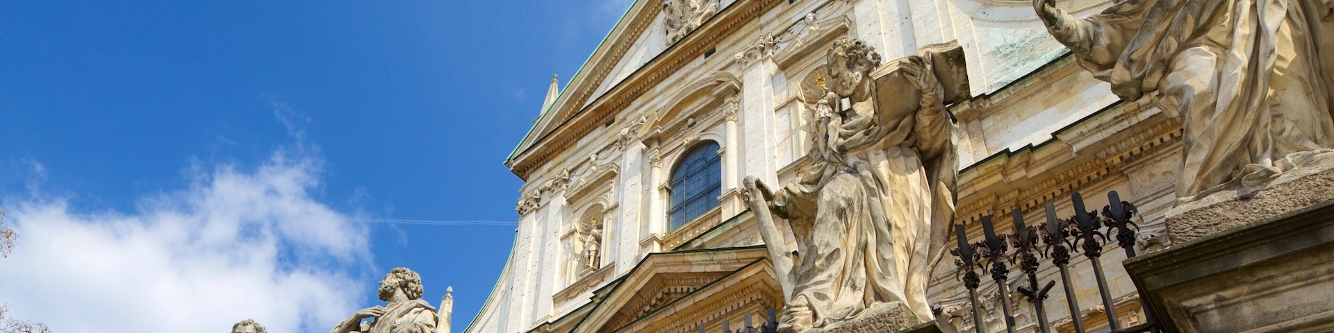 Krakow which includes heritage elements and a church or cathedral