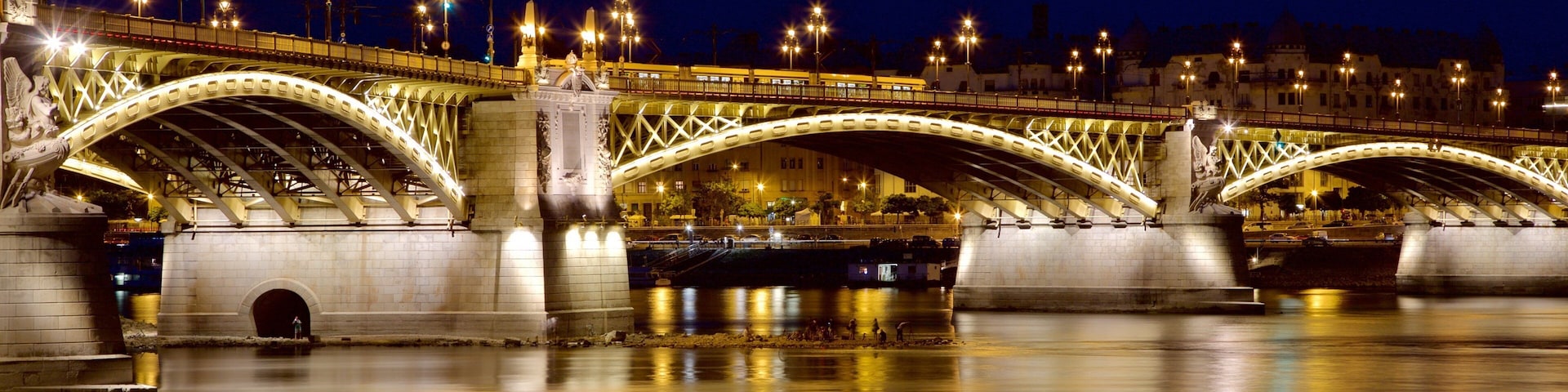 Budapeste que inclui um rio ou córrego, cenas noturnas e uma ponte