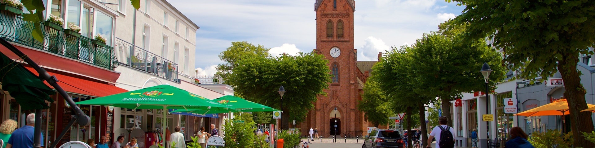 Evangelische Kirche Warnemünde que inclui ciclismo, uma igreja ou catedral e arquitetura de patrimônio
