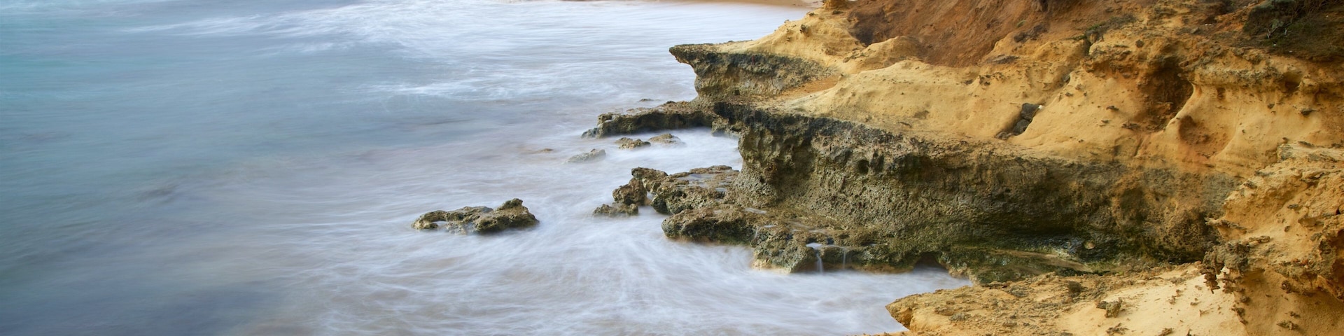 Bay of Martyrs que inclui paisagens litorâneas e litoral acidentado