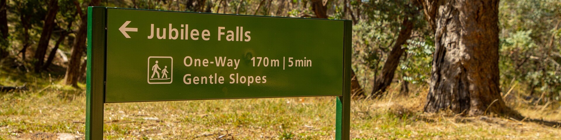 Placa de Jubilee Falls, indicando uma trilha de 170 metros, em mão única, com declives suaves.