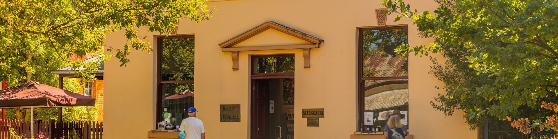 Yackandandah Museum showing a small town or village, street scenes and signage