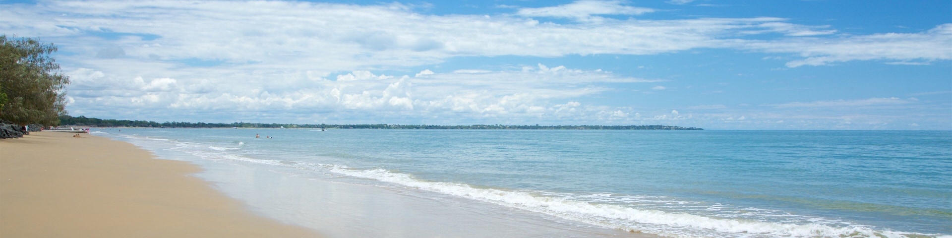 Urangan caracterizando uma praia de areia e paisagens litorâneas