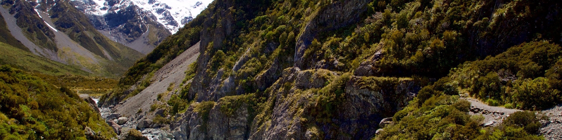 Parque Nacional Monte Cook caracterizando montanhas, um rio ou córrego e cenas tranquilas