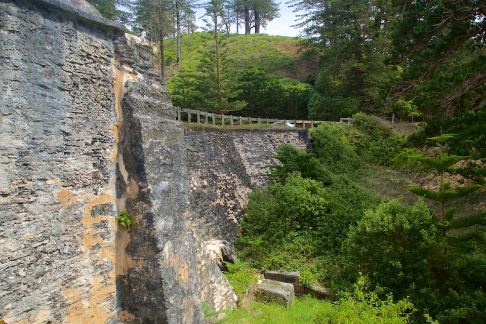 Parede rochosa íngreme com uma ponte de madeira.