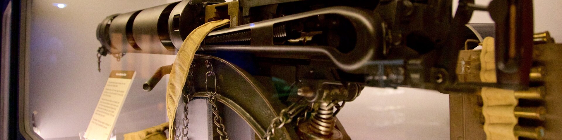 Army Museum North Queensland mostrando vistas internas, itens militares e elementos de patrimônio