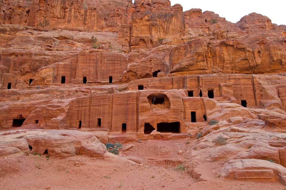 Formação rochosa com diversas grutas e aberturas esculpidas na falésia.