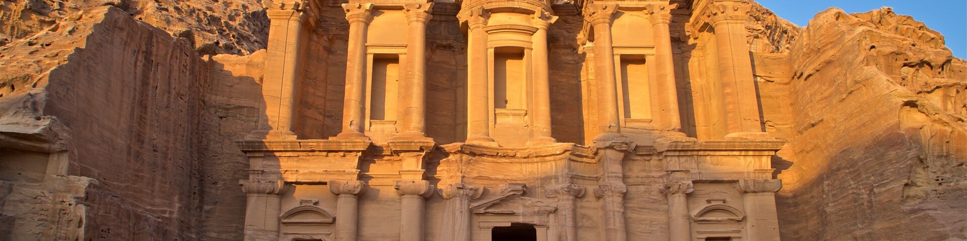 Mosteiro de Petra caracterizando um desfiladeiro ou canyon e arquitetura de patrimônio