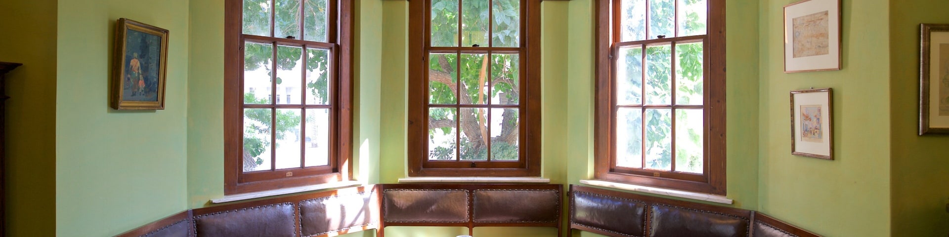 Casa de Bialik mostrando uma casa e vistas internas