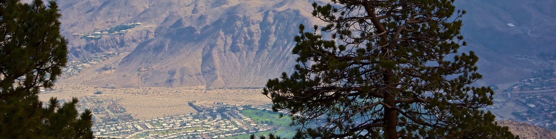 Paisagem montanhosa com uma cidade no vale abaixo.