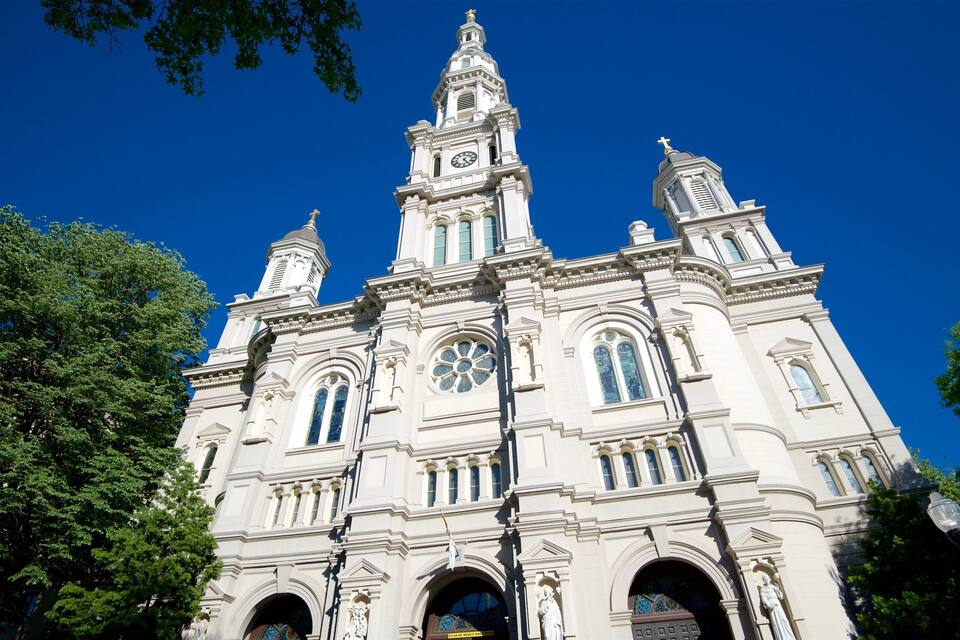 Uma igreja grande e branca com várias torres e janelas de vitrais.