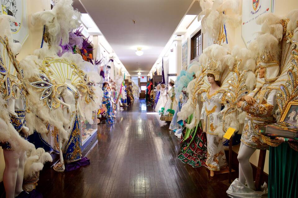 Um corredor repleto de manequins trajados com figurinos elaborados e ornamentados.