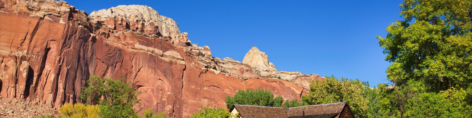 Capitol Reef National Park que inclui paisagens do deserto, cenas tranquilas e uma casa