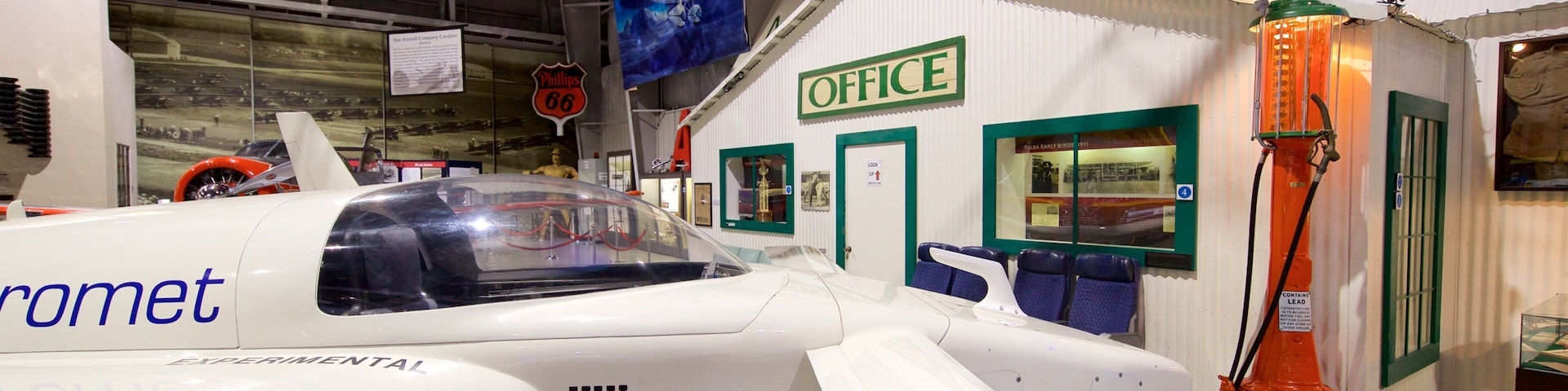 Tulsa Air and Space Museum & Planetarium mostrando elementos de patrimĂŽnio e vistas internas