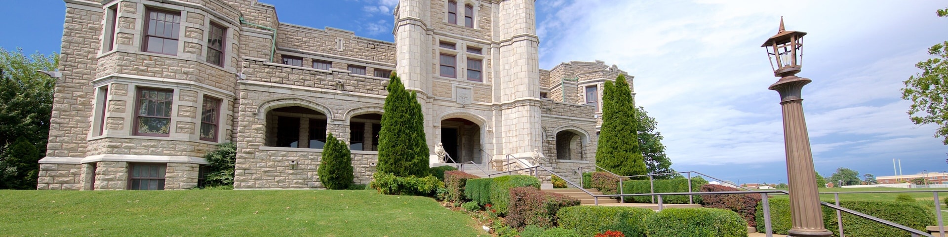 Pythian Castle caracterizando arquitetura de patrimônio e um jardim