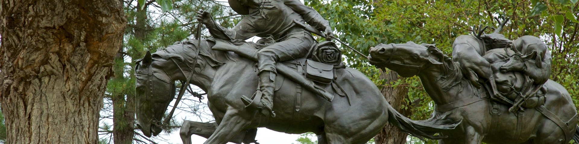 Pioneer Courage Park showing a statue or sculpture and a park