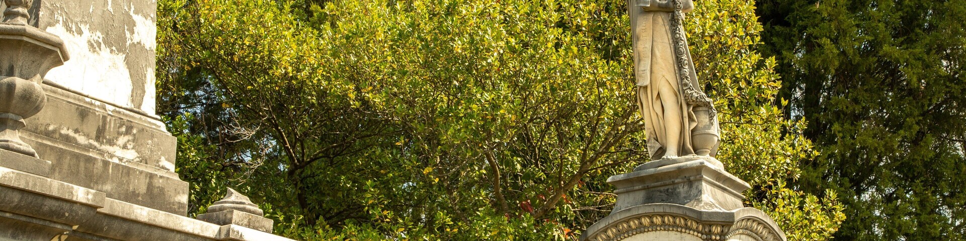 Rose Hill Cemetery showing a statue or sculpture