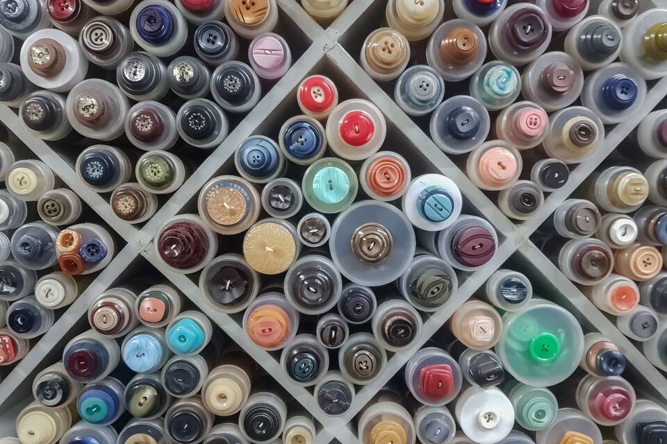 Um conjunto de botões com diversas cores e designs.
