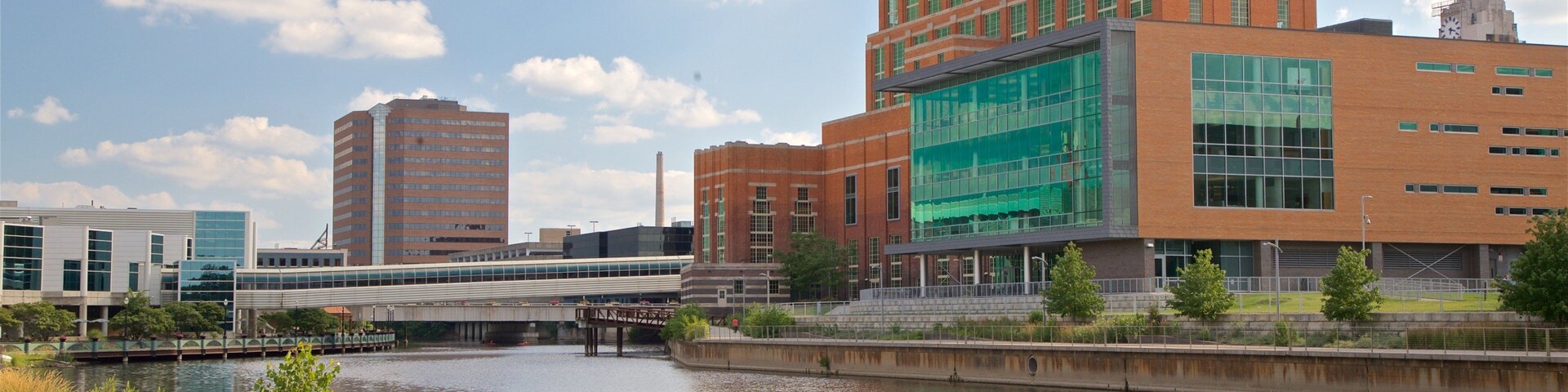 River Trail que inclui um rio ou córrego e uma cidade