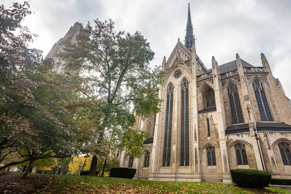Uma grande catedral em estilo gótico, com altas torres e janelas em arco.