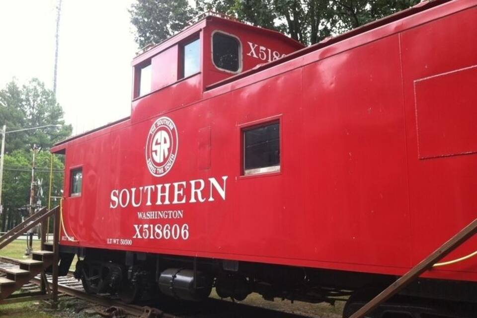 Um vagão de trem vermelho da Southern Washington com o número X518606.