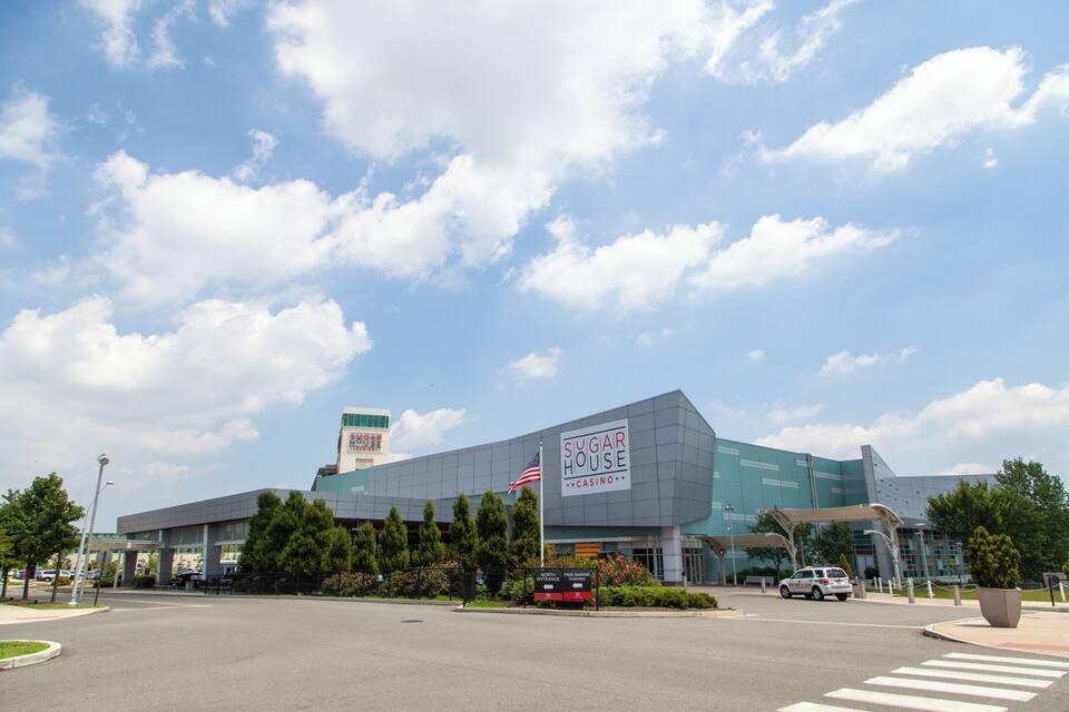 Um edifício moderno com uma placa que diz 'Sugar House Casino'.