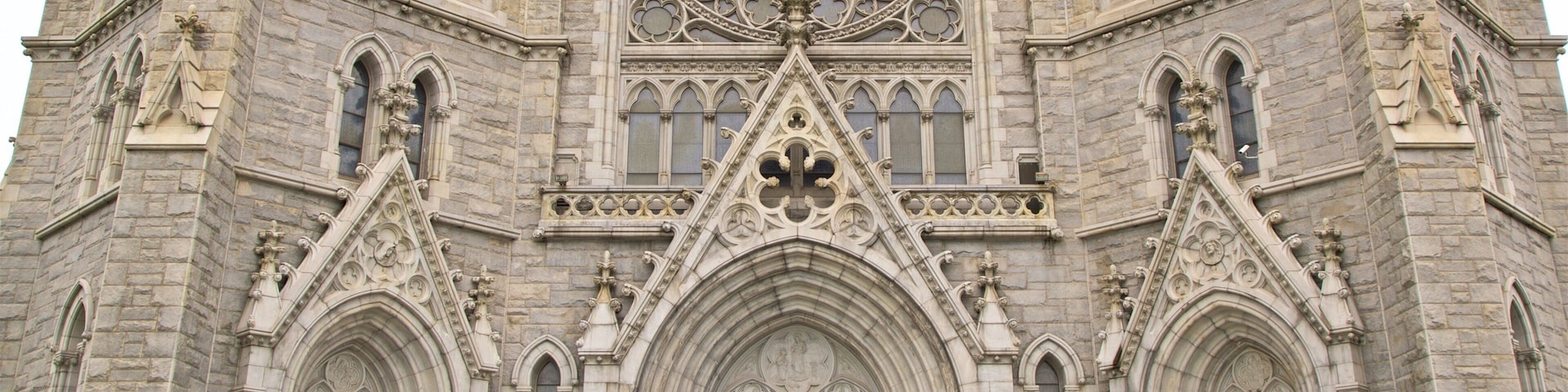 Uma catedral em estilo gótico com detalhada talha em pedra, uma grande rosácea e arcos ogivais.