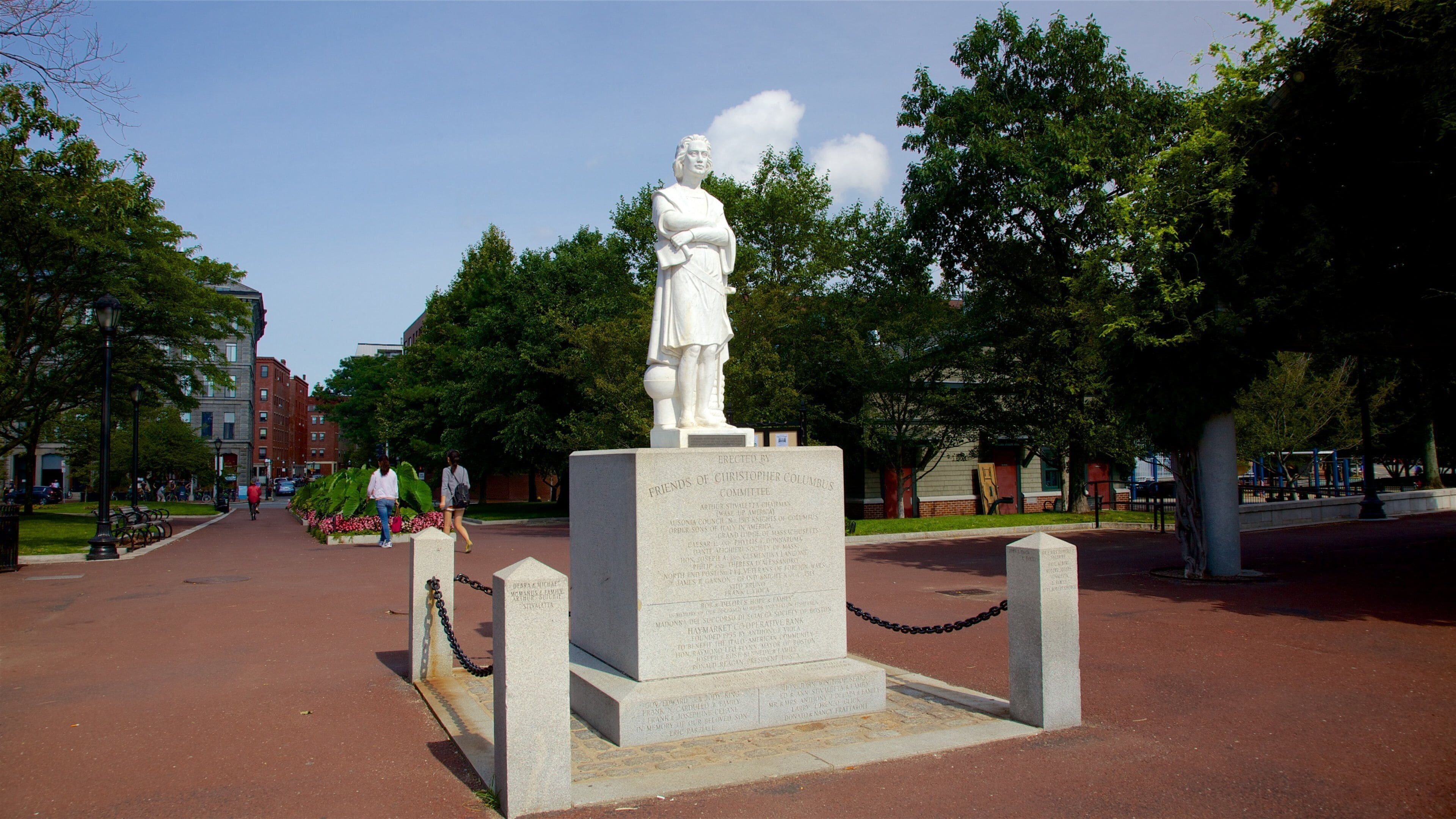 HarborWalk que inclui um jardim, uma estátua ou escultura e uma praça ou plaza