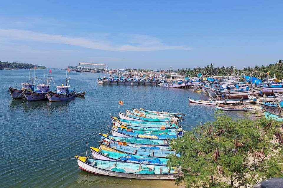 Um porto com vários barcos pequenos atracados na costa.