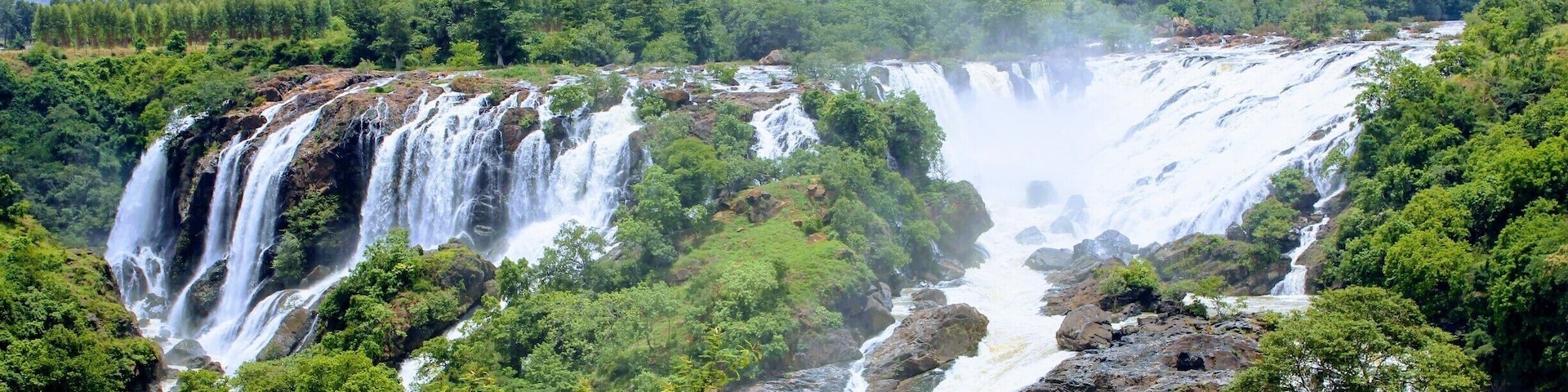 #LifeAtExpedia #ExpediaCares
Sometimes called as India's very own Niagara Falls. This horse shoe shaped Waterfalls, take away your breath...