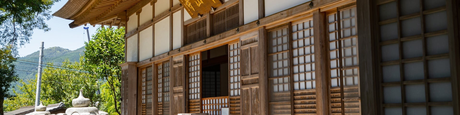Um edifício japonês tradicional com estruturas de madeira e portas deslizantes.
