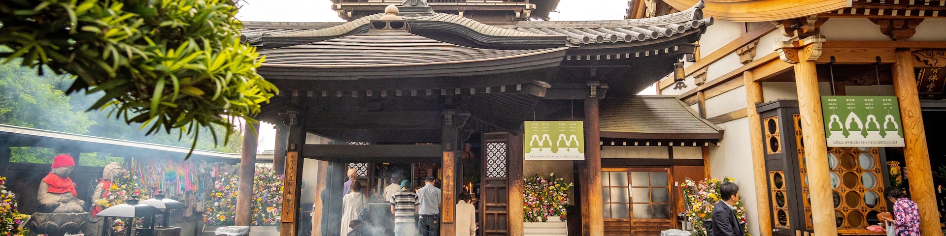 Isshinji Temple featuring street scenes, a temple or place of worship and heritage elements