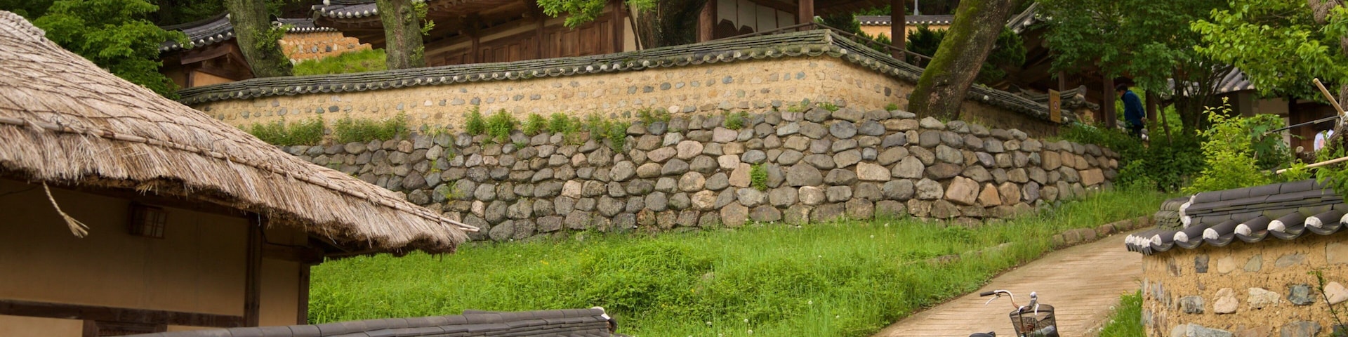 Yangdong Folk Village showing a small town or village and heritage elements