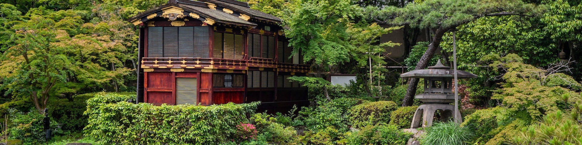 Sorakuen Garden which includes a pond